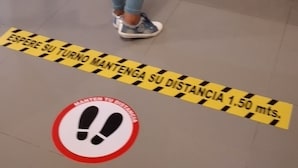 Uma pessoa em pé no balcão de recepção de um hotel.