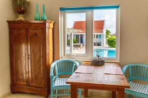 Studio Bungalow, 1 Queen Bed, Patio, Ground Floor | Sala de estar | Televisor de ecrã plano de 32 polegadas com canais por cabo, televisor 