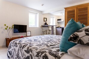 Studio Bungalow, 1 Queen Bed, Patio, Ground Floor | Roupa de alta qualidade, camas de colchão pillowtop, cofre no quarto 