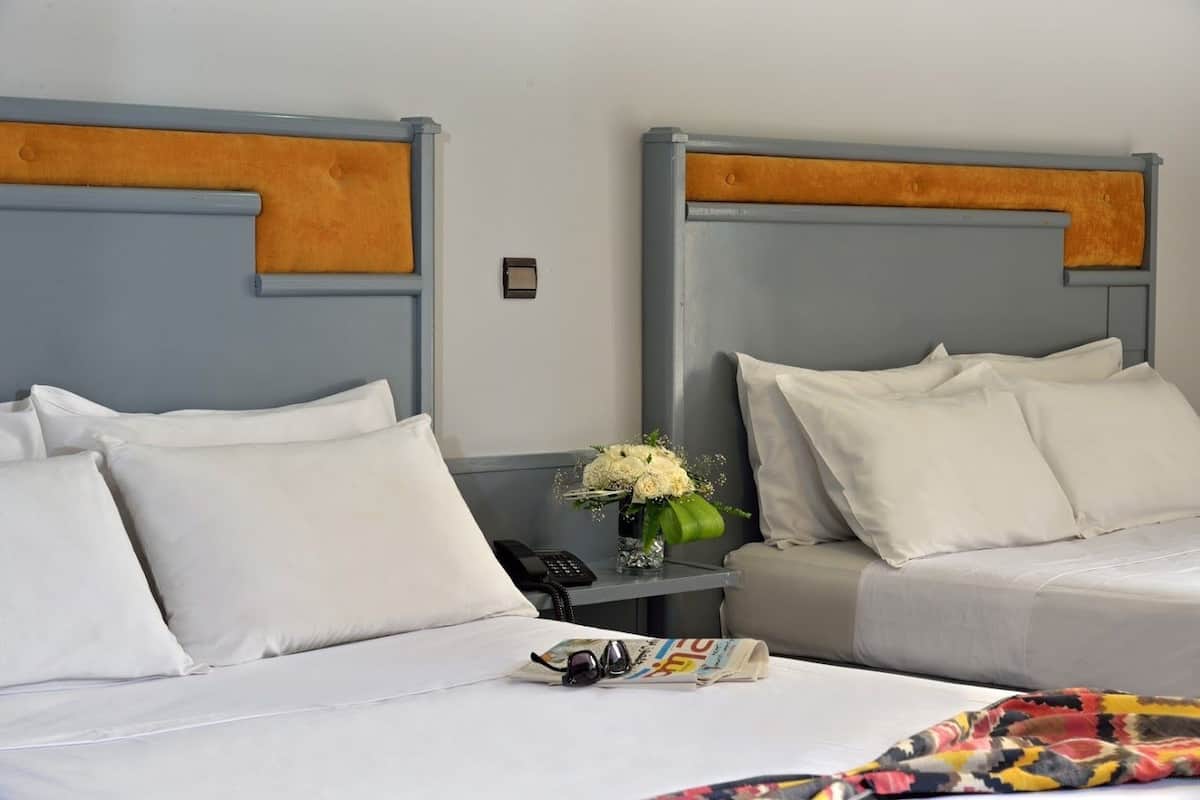 Quarto duplo standard | Frigobar, Wi-Fi de cortesia, roupa de cama