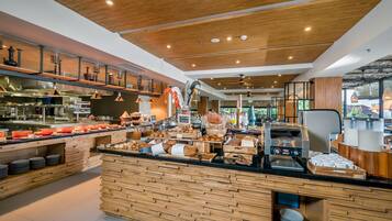 Um balcão de café da manhã moderno com diversas opções de alimentos e uma máquina de café.