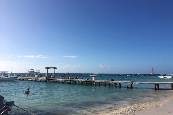 Perto da praia, praia de areia branca, espreguiçadeiras
