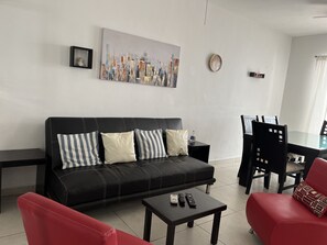 Casa família, 3 quartos, cozinha, ao lado da piscina | Área de estar | TV de tela plana 32 polegadas com canais digitais, smart TV
