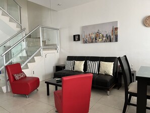 Casa família, 3 quartos, cozinha, ao lado da piscina | Área de estar | TV de tela plana 32 polegadas com canais digitais, smart TV