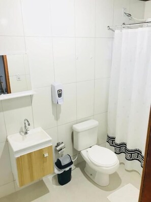 Chuveiro com efeito de chuva, produtos de toalete grátis