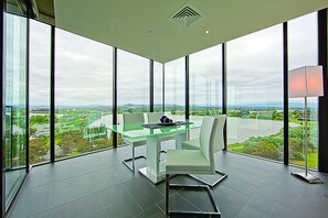 Apartamento, 2 quartos (The ApARTments 1301) | Refeições no quarto