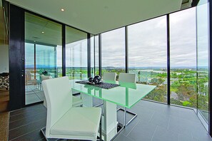 Apartamento, 2 quartos (The ApARTments 1301) | Refeições no quarto