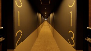 Corredor com portas numeradas de 1 a 3 em ambos os lados, que dão acesso a quartos individuais.