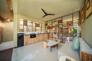 Royal 1 Bedroom Villa with Private Pool & Bathtub | Cozinha privada | Um frigorífico, um micro-ondas, uma placa de cozinha 
