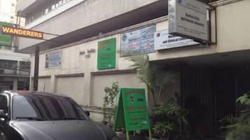 Um edifício com várias placas, incluindo uma para Wanderers e outra para um laboratório médico.