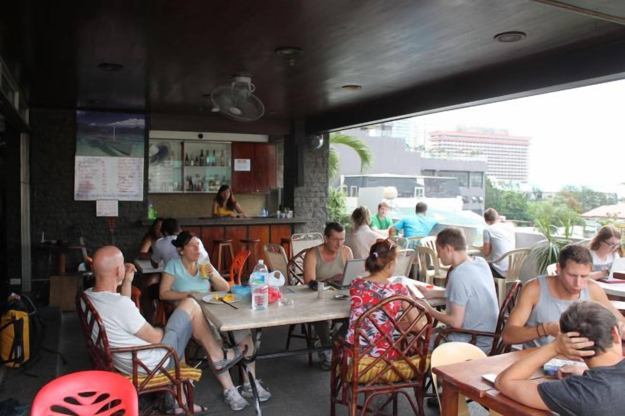 Restaurante com área externa, bar e vista para a cidade.