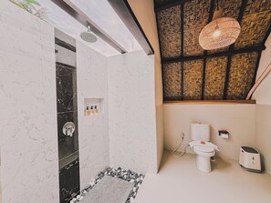 Quarto casal standard | Banheiro | Chuveiro, produtos de toalete grátis, toalhas de banho, sabonete