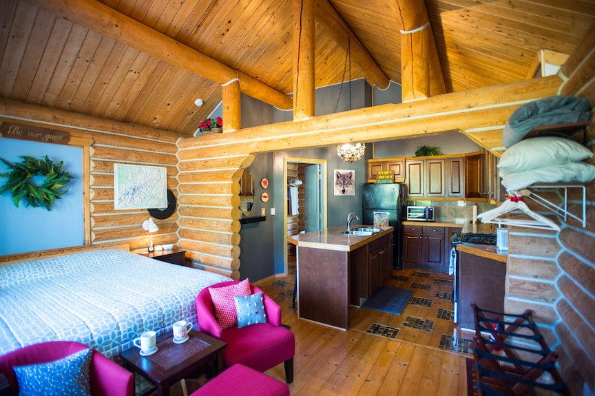 Cozy Log Home -King Bed, Full Kitchen, Bathroom With Clawfoot Tub, Outdoor Area - Alaska