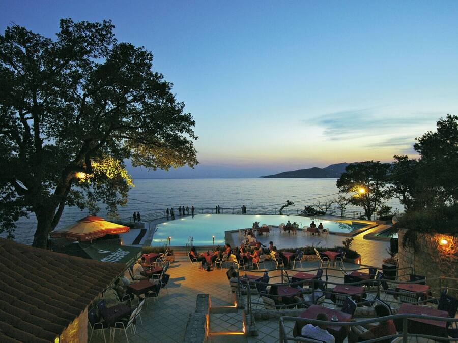 Piscina exterior, espreguiçadeiras