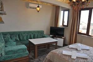 Roupa de alta qualidade, cofre no quarto, secretária