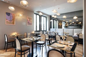 Pequeno-almoço completo diário (16 EUR por pessoa) 