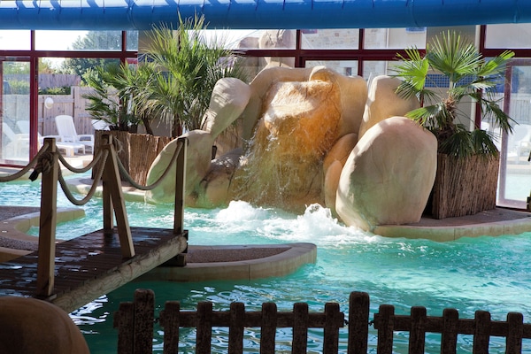 Piscina interior, piscina exterior sazonal