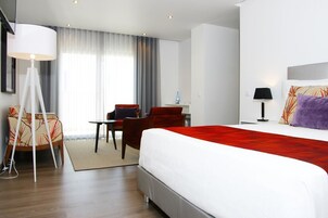 Suíte júnior, sacada | Roupas de cama antialérgicas, edredons de pluma, cofres nos quartos