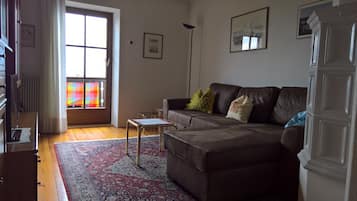 Suite Comfort | Sala de estar | Televisor de ecrã plano de 18 polegadas com canais via satélite