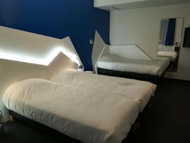 Quarto triplo | 1 quarto, roupas de cama premium, cofres nos quartos, escrivaninha