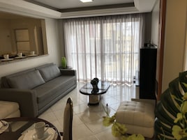 Apartamento família, 3 quartos, para não fumantes, vista para a cidade | Sala de estar | Smart TV 32 polegadas com canais digitais, TV, Netflix