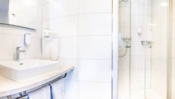Quarto casal ou duplo luxo | Banheiro | Chuveiro, produtos de toalete grátis, secador de cabelo