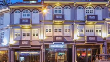 Fachada do alojamento (tarde/noite)