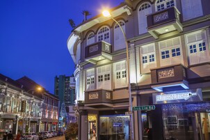 Fachada da propriedade à noite