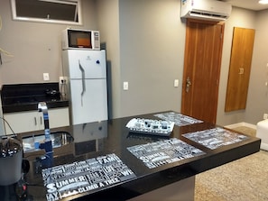Apartamento (Apto 102) | Cozinha privada | Um frigorífico, um micro-ondas