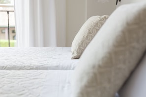 Quarto Twin Standard, 2 camas individuais | Secretária, Wi-fi grátis, roupa de cama fornecida 