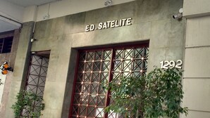 Entrada de um edifício com uma placa indicando 