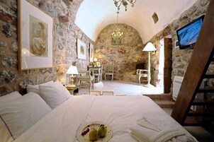 Quarto luxo | Quartos à prova de som, ferros/tábuas de passar roupa, Wi-Fi de cortesia