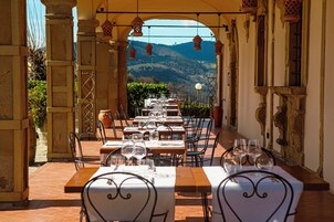 2 restaurantes, pequenos-almoços servidos, cozinha local