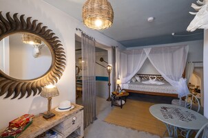 1 quarto, roupa de alta qualidade, cofre no quarto, secretária