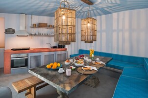 Uma cafeteira/bule, um frigorífico, um forno, uma placa de cozinha
