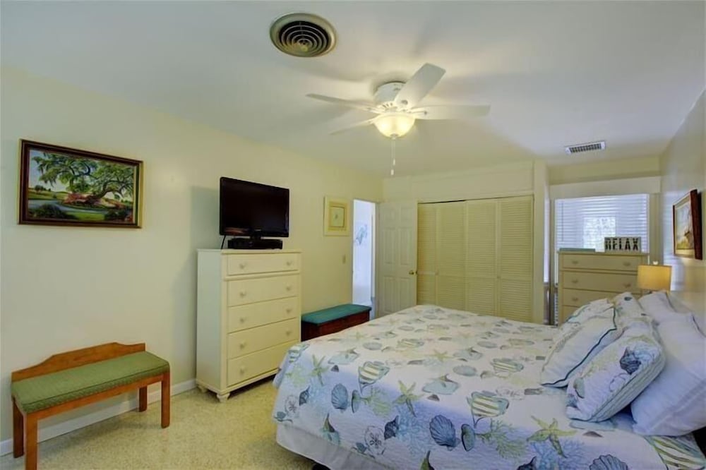 Seaview Cottage - Lovely Home Just Steps Away From The Beach - Jekyll Island, GA