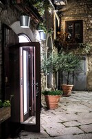 Fachada da propriedade à noite