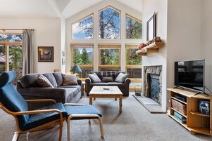 Casa de Férias, 5 quartos | Sala de estar | Televisor 