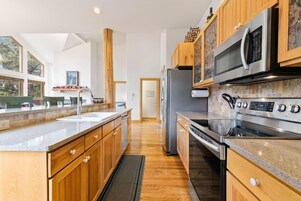 Casa de Férias, 5 quartos | Cozinha privada | Um micro-ondas, uma máquina de lavar louça, uma cafeteira/bule 