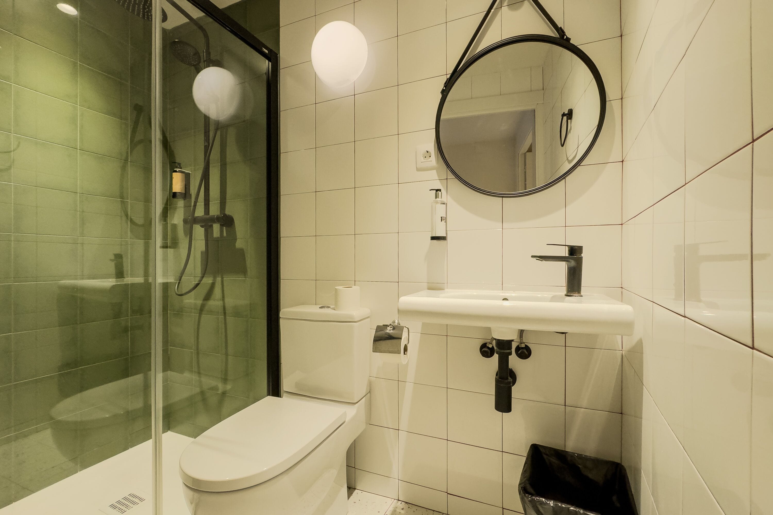 Apartamento, 3 quartos | Casa de banho | Um secador de cabelo, toalhas fornecidas, sabão, champô 