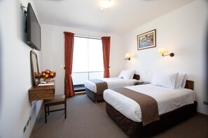 Quarto Twin, 2 camas individuais | Minibar, cofre no quarto, secretária, Wi-fi grátis