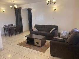 Apartamento executivo | Área de estar | TV