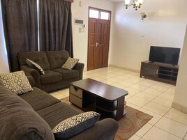 Apartamento executivo | Área de estar | TV