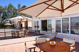 Suíte júnior, 1 cama Queen | Frigobar, cofres nos quartos, escrivaninha, Wi-Fi de cortesia