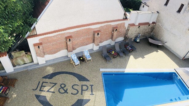 Uma área de piscina no terraço com espreguiçadeiras e piscina.
