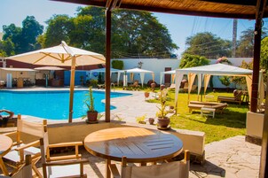 Piscina externa, funciona das 10h às 18h, guarda-sóis