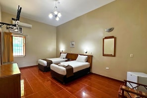 Quarto casal standard | Cofres nos quartos, escrivaninha, Wi-Fi de cortesia, roupa de cama