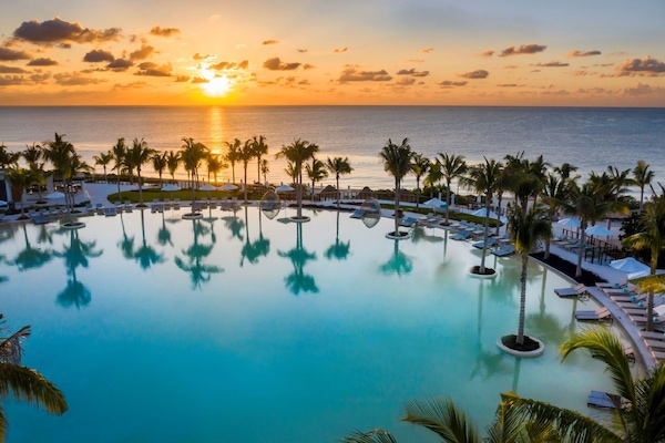 4 piscinas exteriores, toldos gratuitos, guarda-sóis