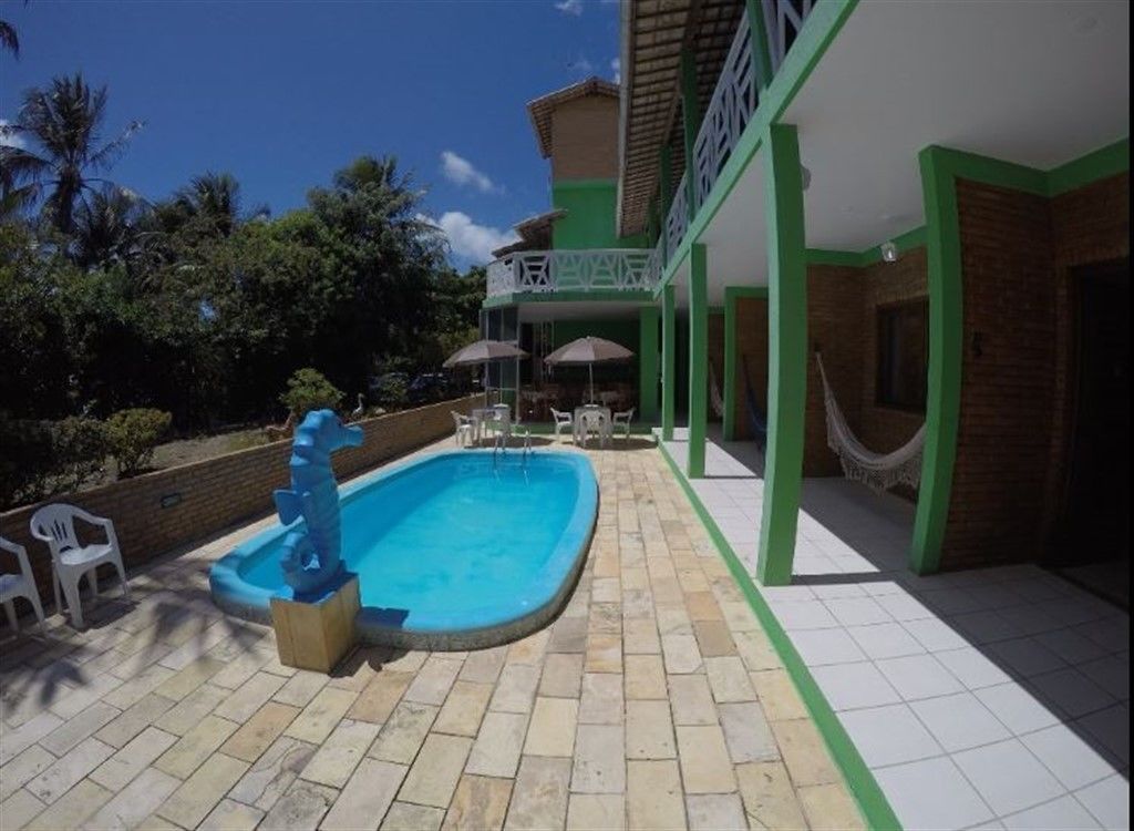 Piscina externa, espreguiçadeiras