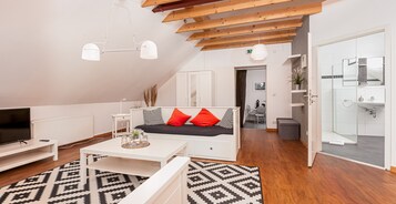 Apartamento luxo, 2 quartos | Área de estar | Smart TV 41 polegadas com canais a cabo